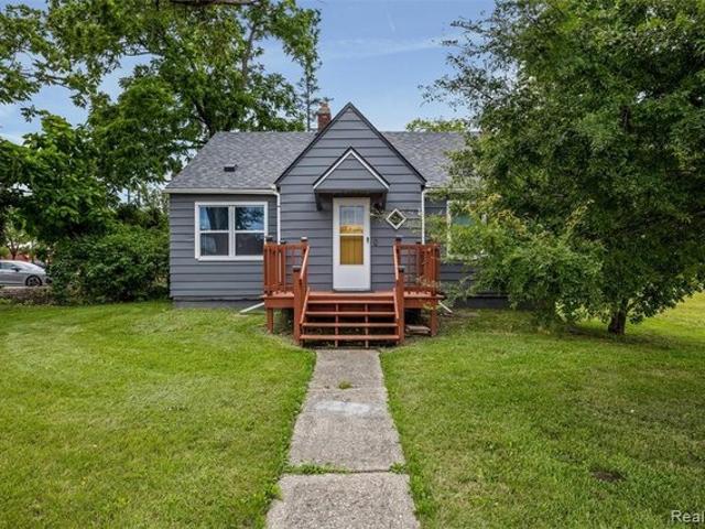 33065 Garfield Rd, Fraser, MI 48026
