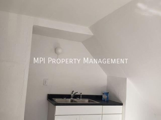 3306 N 24th Place: 1 Bedroom Upper