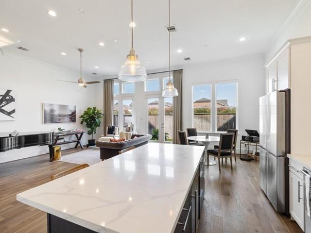 3306 W 12th St, Houston, TX 77008
