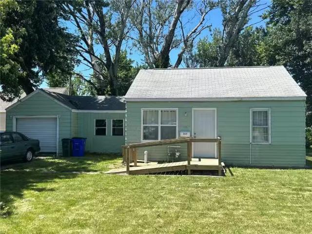 3307 EASTERN AVE NE, CEDAR RAPIDS, IA 52402 Single Family Resi.