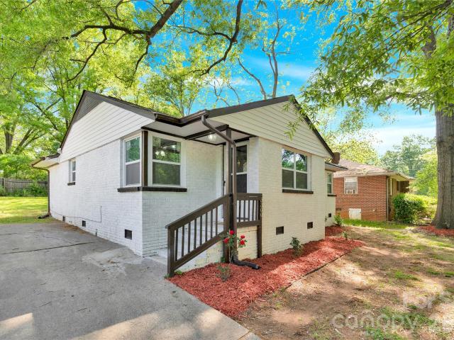 3300 Bonaire Dr, Charlotte, NC 28208 | MLS #4371 | Compass