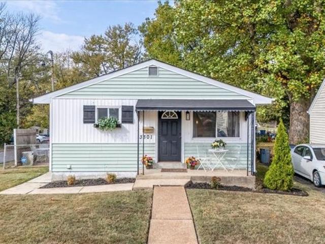 3301 Suncrest Ave, Breckenridge Hills, MO 63114