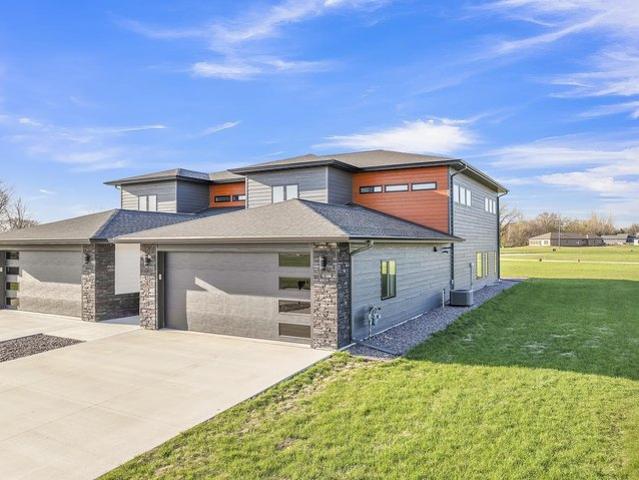 3302 Ponderosa Ct, Spirit Lake, IA 51360