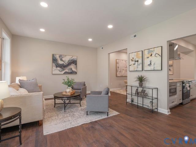 3303 Rosewood Avenue