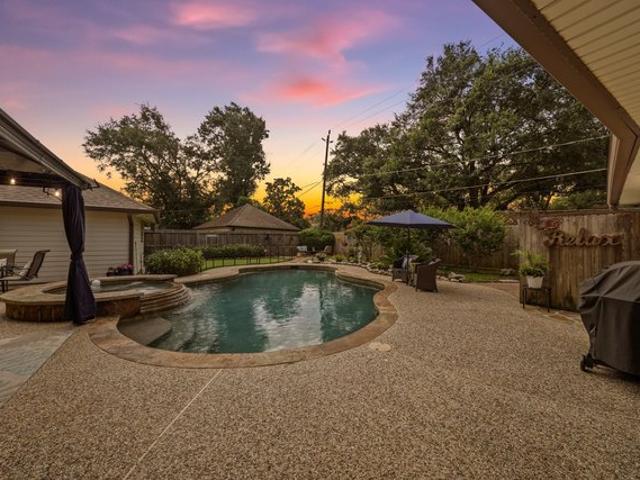 330 Bayou View Dr, Seabrook, TX 77586