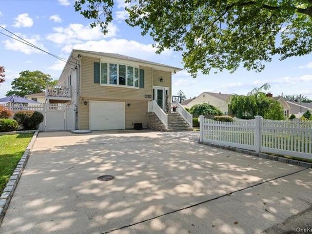 330 Granada Pkwy, Lindenhurst, NY 11757