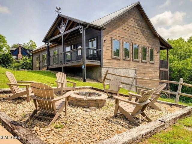 330 Oak Lake Dr, Sevierville, TN 37876