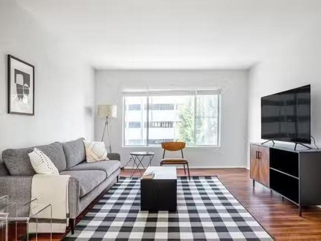 330 N Crescent Dr, Beverly Hills 1 Bedroom 1 Bath