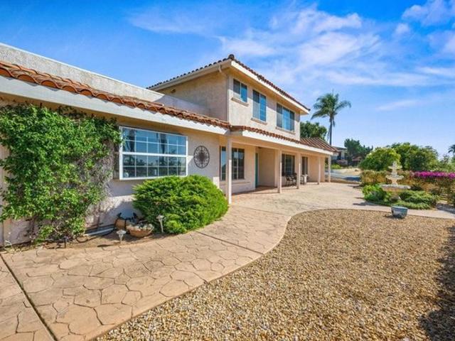 330 Skyline Dr, Vista, CA 92084