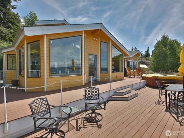 330 Susana Dr, Freeland, WA 98249