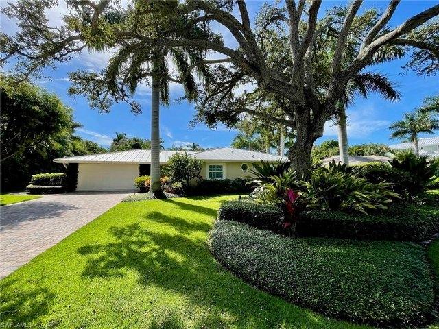 330 Putter Point Dr, Naples, FL 34103
