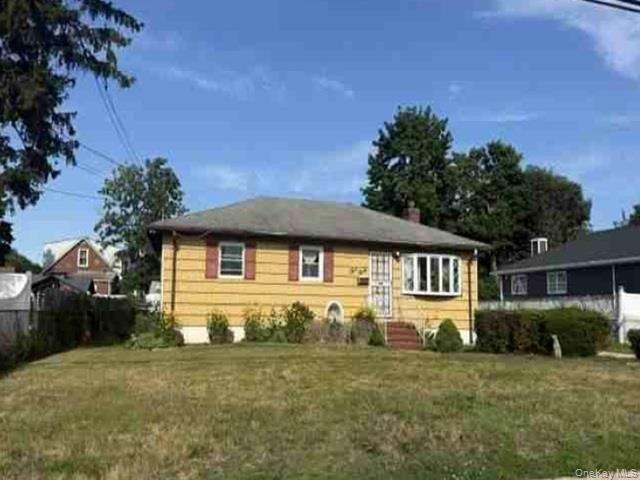 330 Vespucci Ave, Copiague, NY 11726