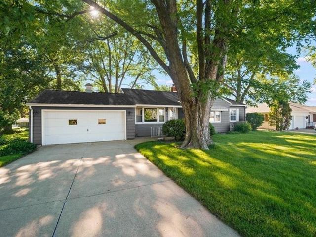 3314 Scenic Dr, Cedar Falls, IA 50613
