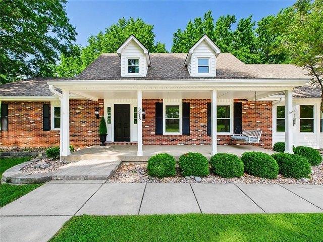3318 S Bellechase Dr, Grain Valley, MO 64029