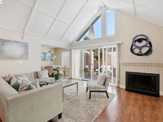 33253 Lake Pyramid St