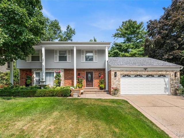 3325 Newgate Dr, Troy, MI 48084