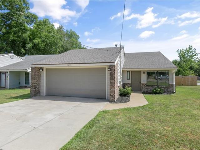 3320 W Olive St, Rogers, AR 72756