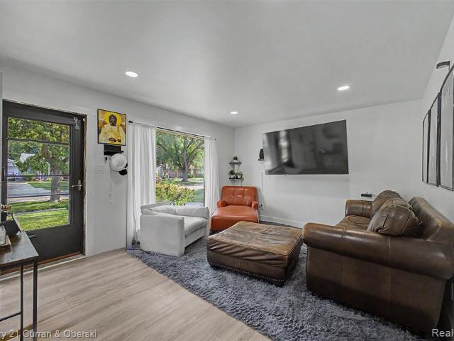 33223 Lynx Street