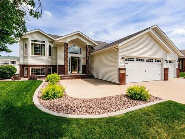 3322 Jackson St S, Fargo, ND 58104
