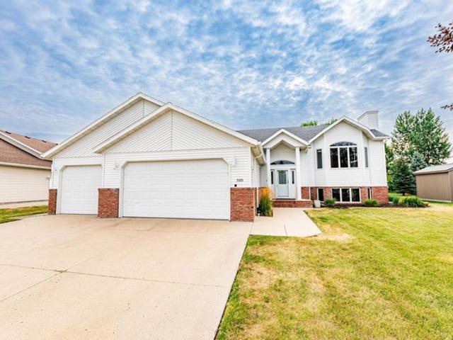 3323 Parkview Ln S, Fargo, ND 58103
