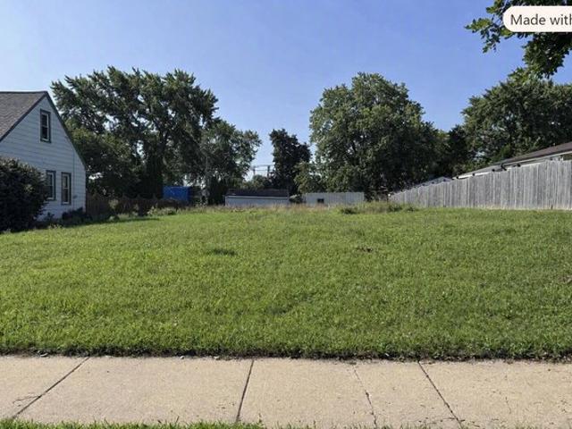 3323 W Ramsey Ave, Greenfield, WI 53221
