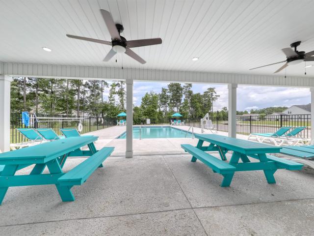 332 NW Mayflower Dr
