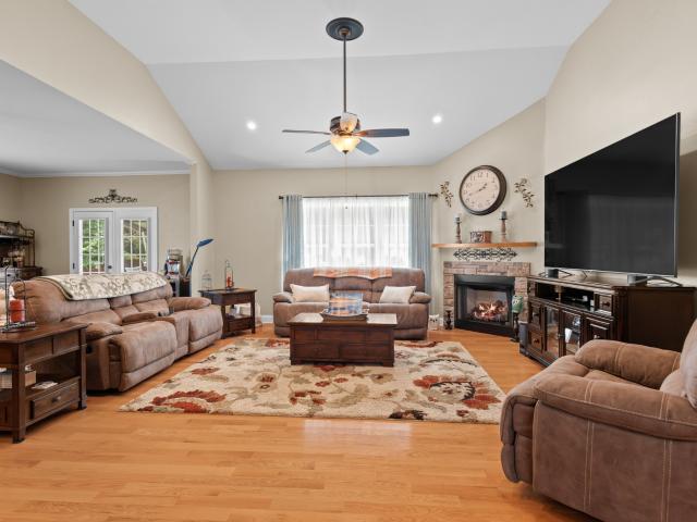 332 Shadows Lawn Dr