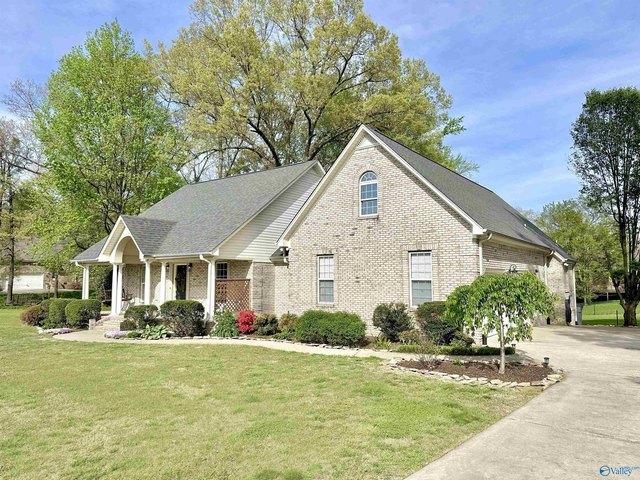 332 Plantation Dr, Killen, AL 35645