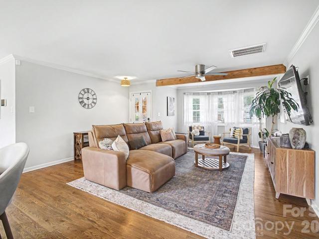 3330 Woodleaf Road
