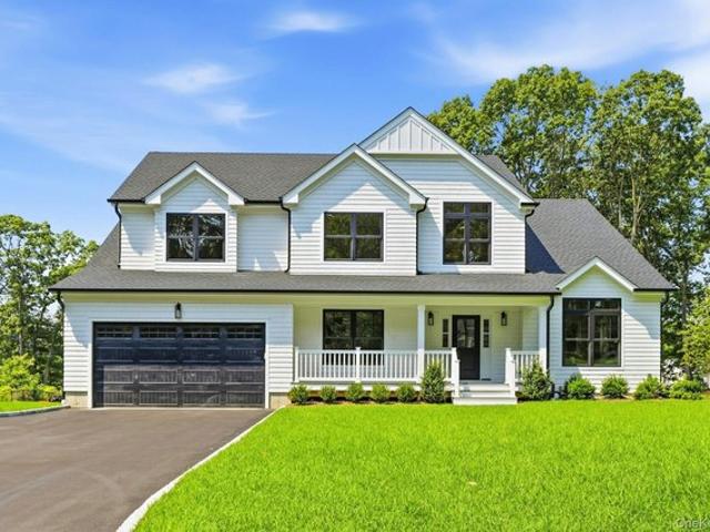 333 Concord Ct, Dix Hills, NY 11746
