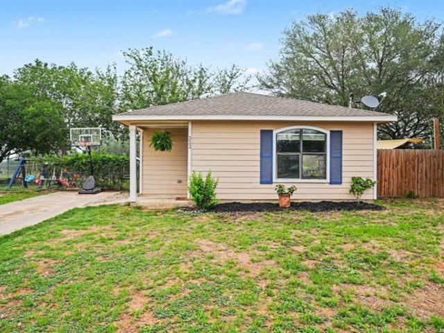333 Wildrose Dr, Floresville, TX 78114