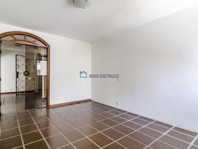 333m² no Paraíso | 3 Suítes, Lareira e Condomínio Completo