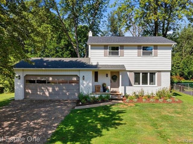 3346 Hope Lake Dr, Brighton Township, MI 48114
