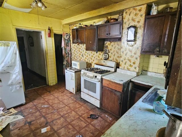 3341 Webster Ave
