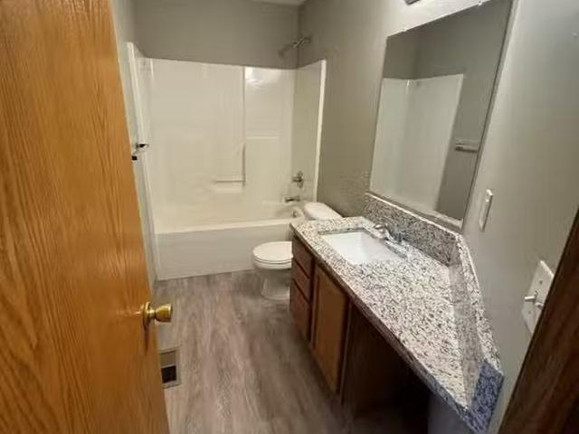 3343 N Governeour Cir