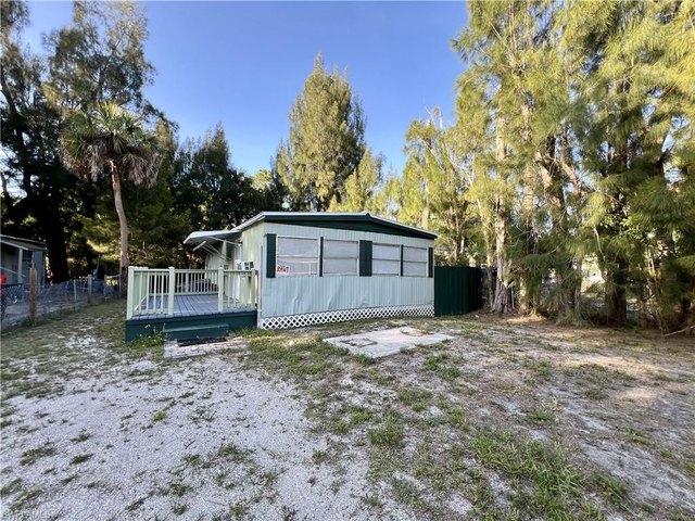 334 Capitol St, North Fort Myers, FL 33903
