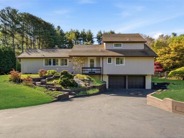 334 Edgewood Ave, Smithtown, NY 11787