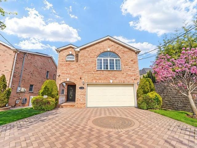 335 Cresthaven Ln, Whitestone, NY 11357