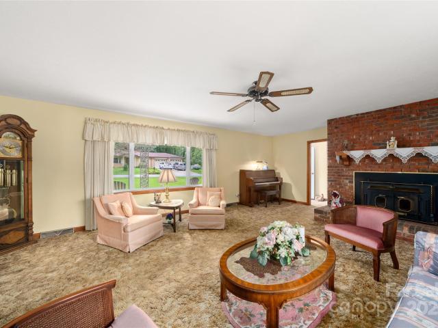335 Lake Cir Dr, Hendersonville, NC 28792 | MLS #4295