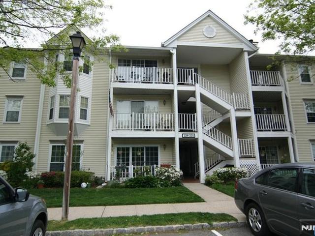 335 Linden St, Mahwah, NJ 07430