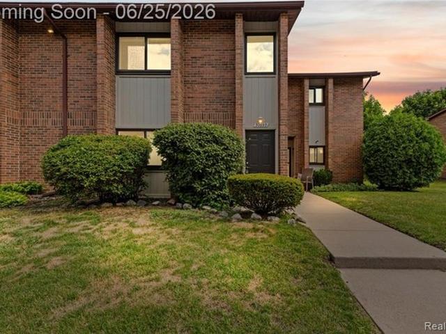 33693 Pondview Cir, Livonia, MI 48152