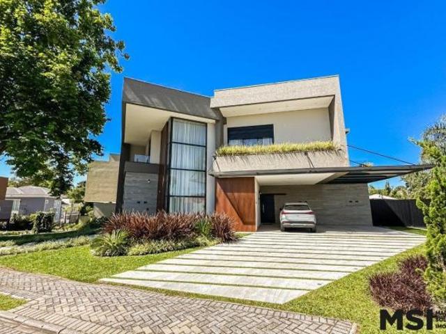 336 m² Privativos | 4 Suítes | Residência de Alto Padrão Mobiliada em Condomínio Fechado em Santa Fe