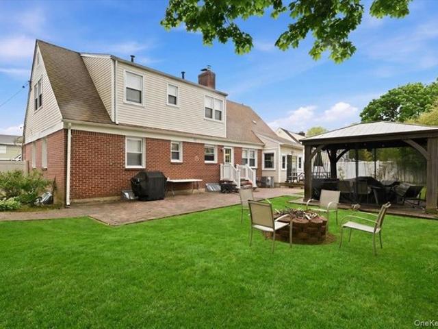 336 Princeton St, Westbury, NY 11590