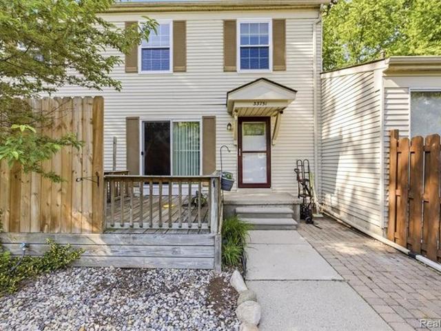 33751 Bayview Dr, Chesterfield Township, MI 48047