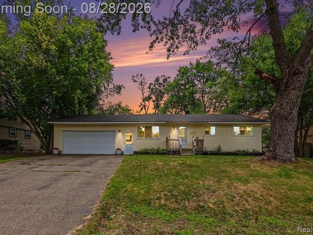3376 Chalice Rd, Orion, MI 48359