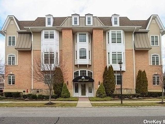 337 Trotting Ln, Westbury, NY 11590