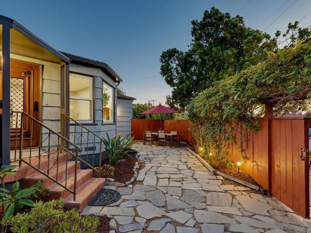 3381 N Mountain View