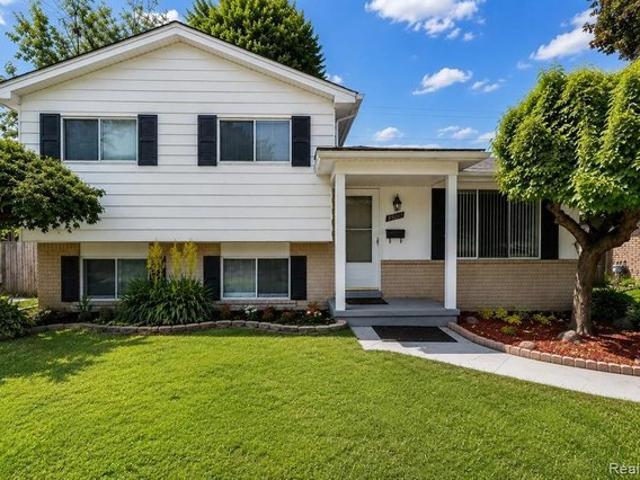 33828 Stonewood Dr, Sterling Heights, MI 48312