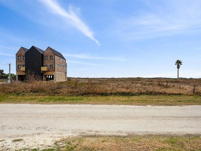 338 Atkinson St, Crystal Beach, TX 77650
