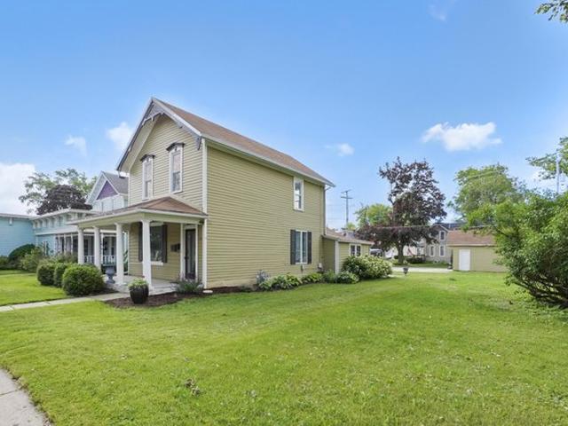 338 Oakton Ave, Pewaukee, WI 53072